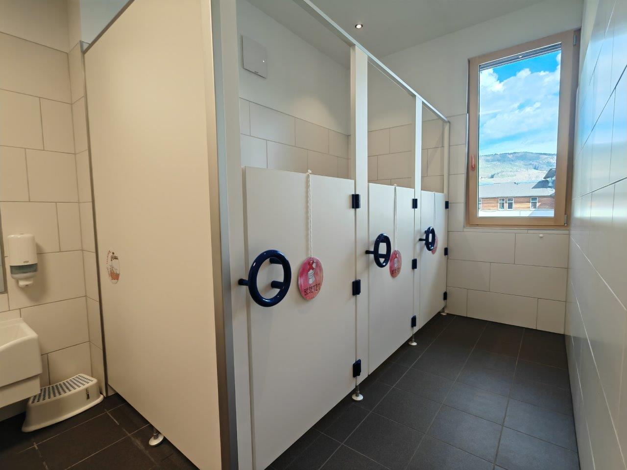 Kindergerechte WC-Trennwände – Winkler Tischlerei Mondsee | Türen ...